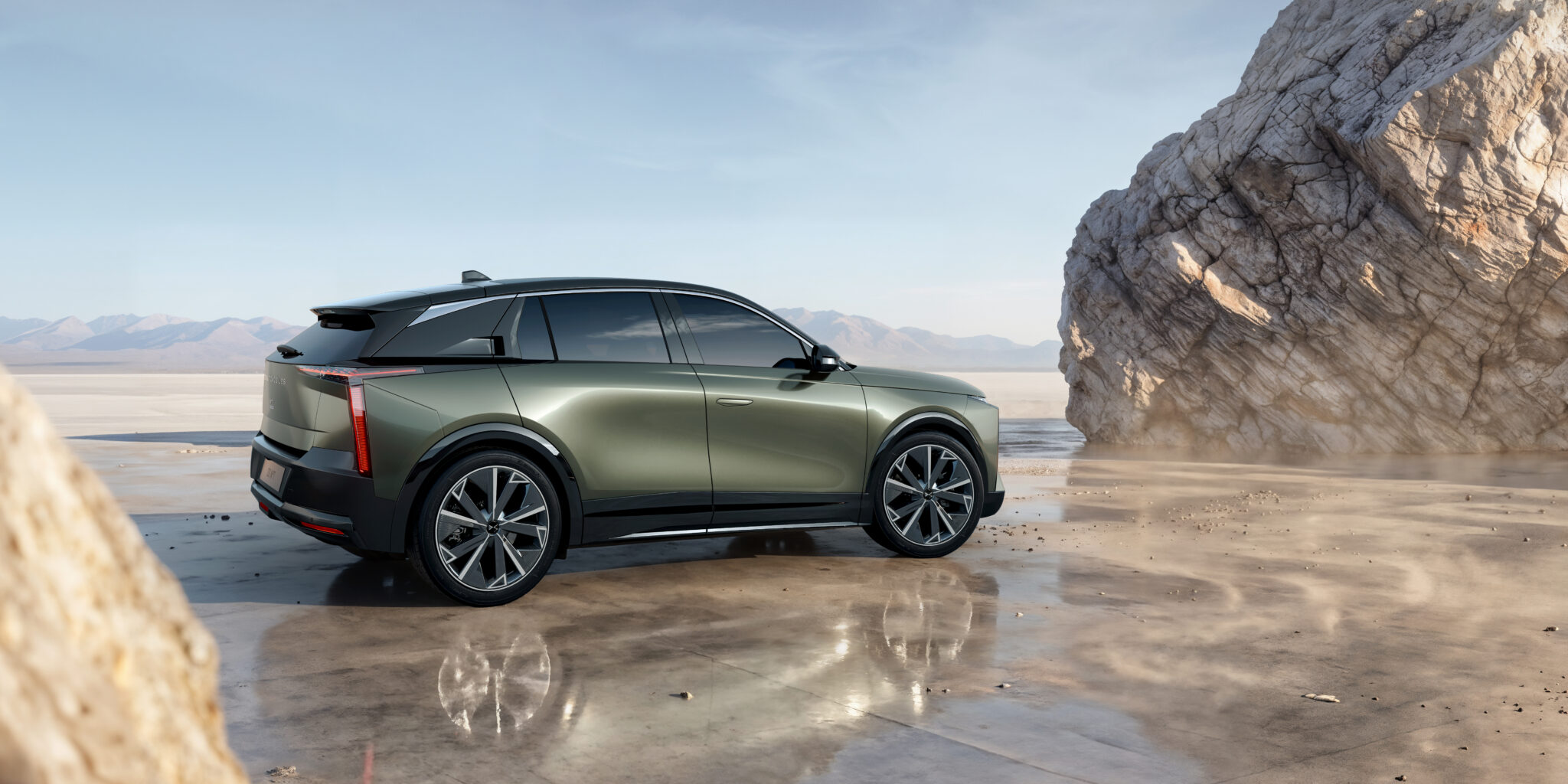 DSオートモビル、新型プレミアムSUV「DS N°7」を発表。続距離740kmの電動モデルを設定 | Milesahead Cars